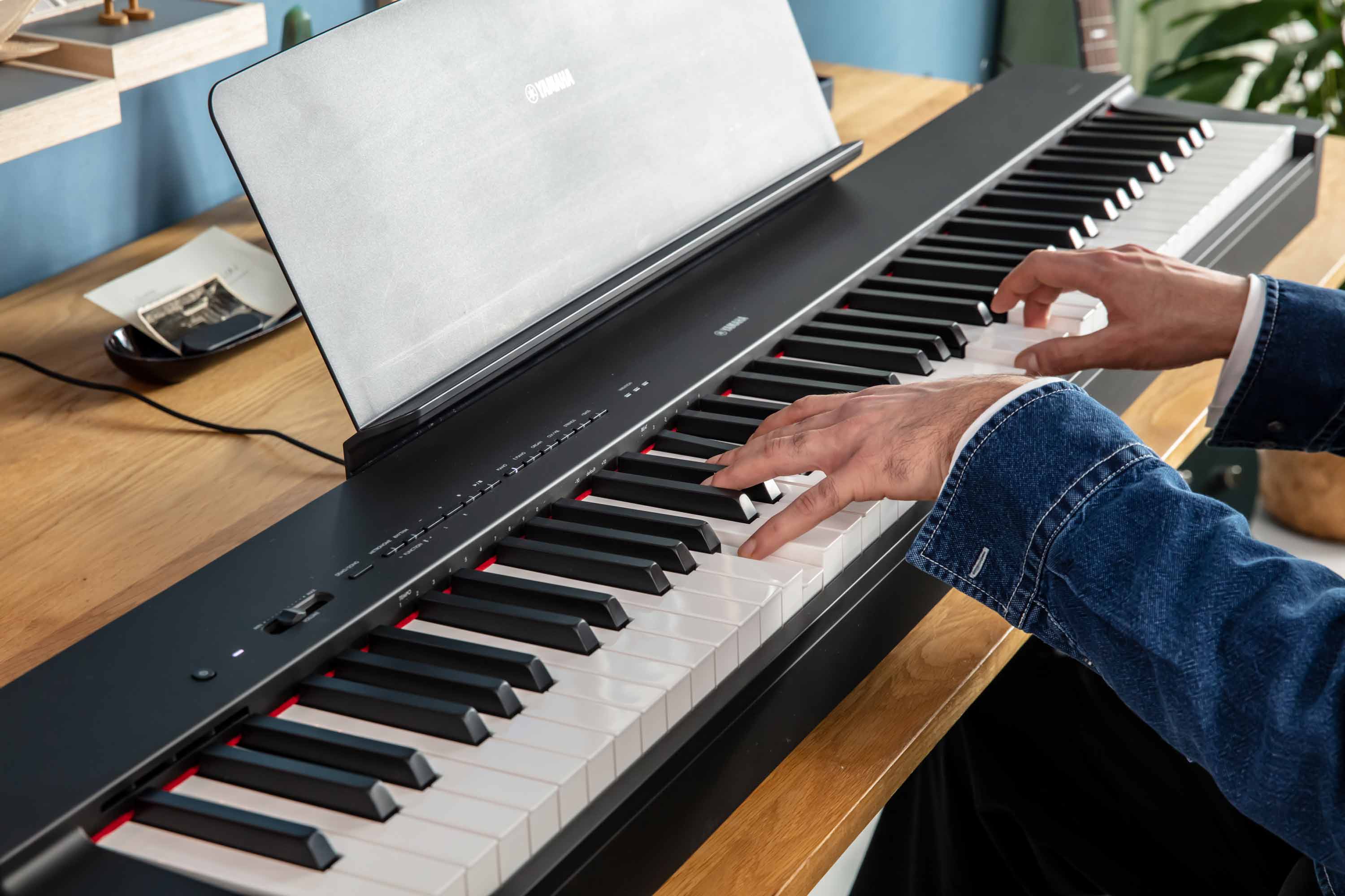 COMBO PIANO DIGITAL YAMAHA P-225 CON ADAPTADOR +SOPORTE DOBLE "X"